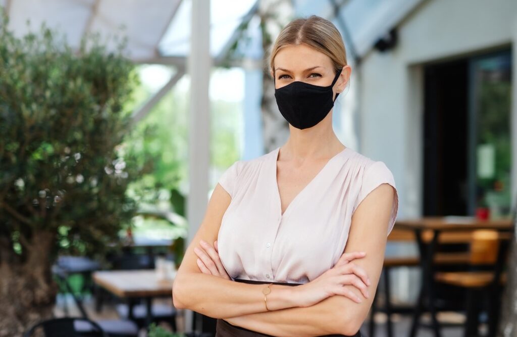 waitress-with-face-mask | Resto Gare